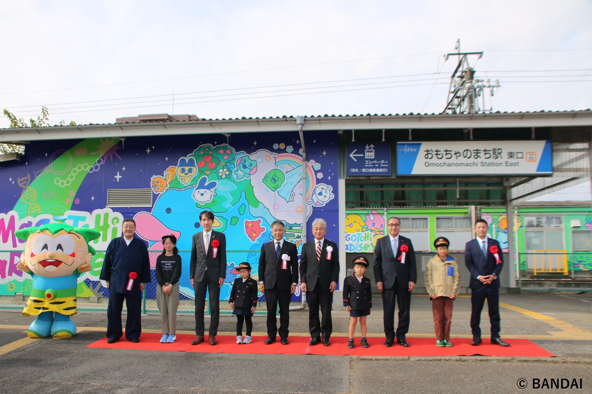 【令和7年11月27日】おもちゃのまち駅がさらにらしく！ラッピング完成式が行われました | 壬生町公式WEBサイト